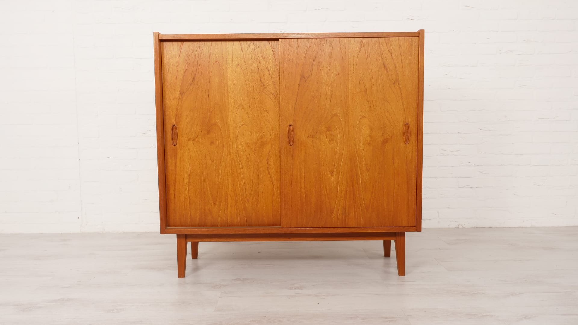 Vintage Deense kast met schuifdeuren | Servieskast | 105 cm online ...