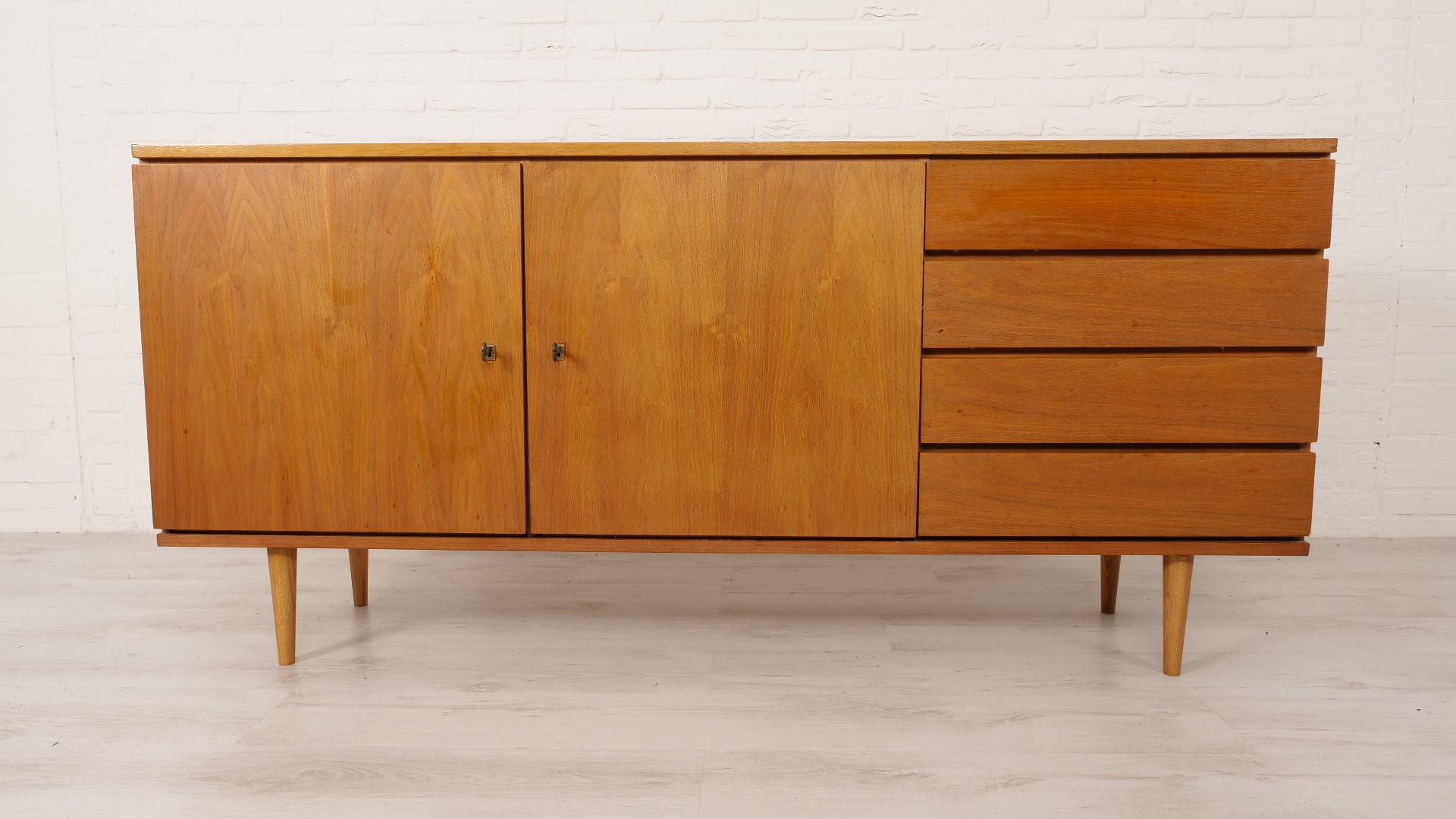 Vintage dressoir | Notenhout | 180 cm online bestellen bij Charmig ...