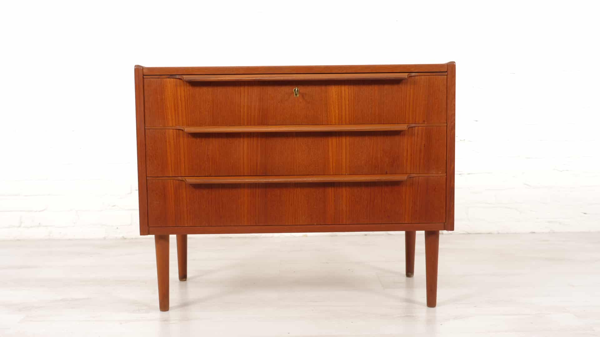 Vintage Deense ladekast | Teak | 3 lades online bestellen bij Charmig ...