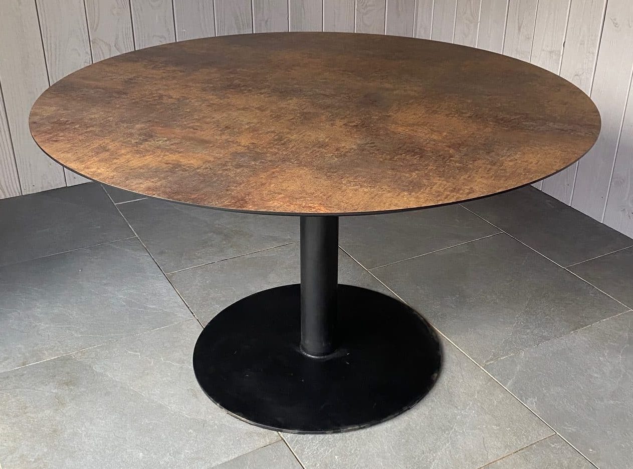 Order the round HPL table Sumo including base of your choice online at Industrial-Home