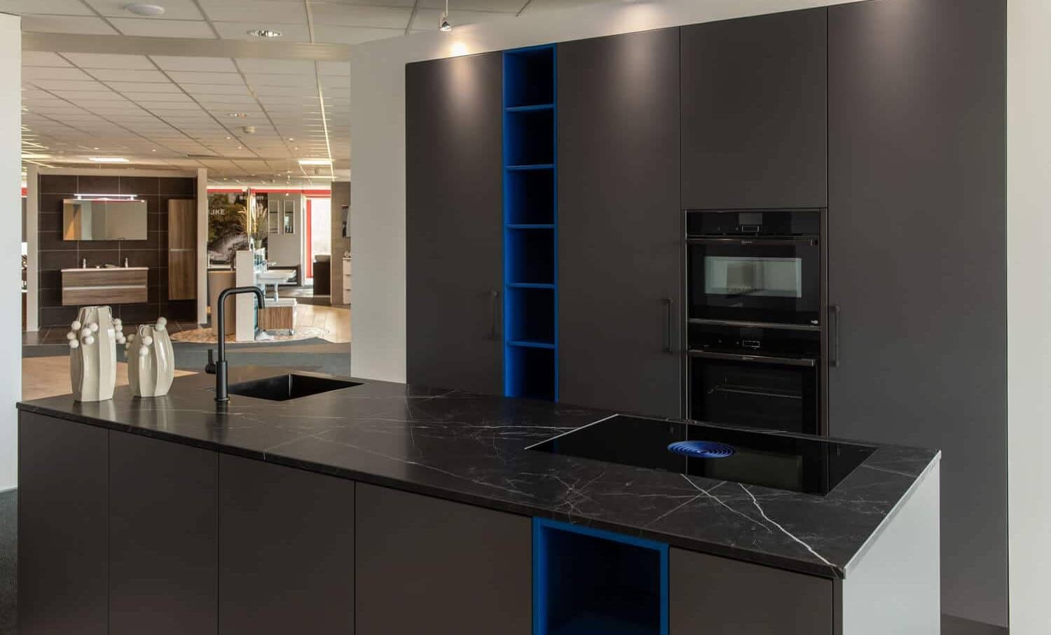 Keuken II: Mat zwarte keuken met kookeiland - Smits keukens